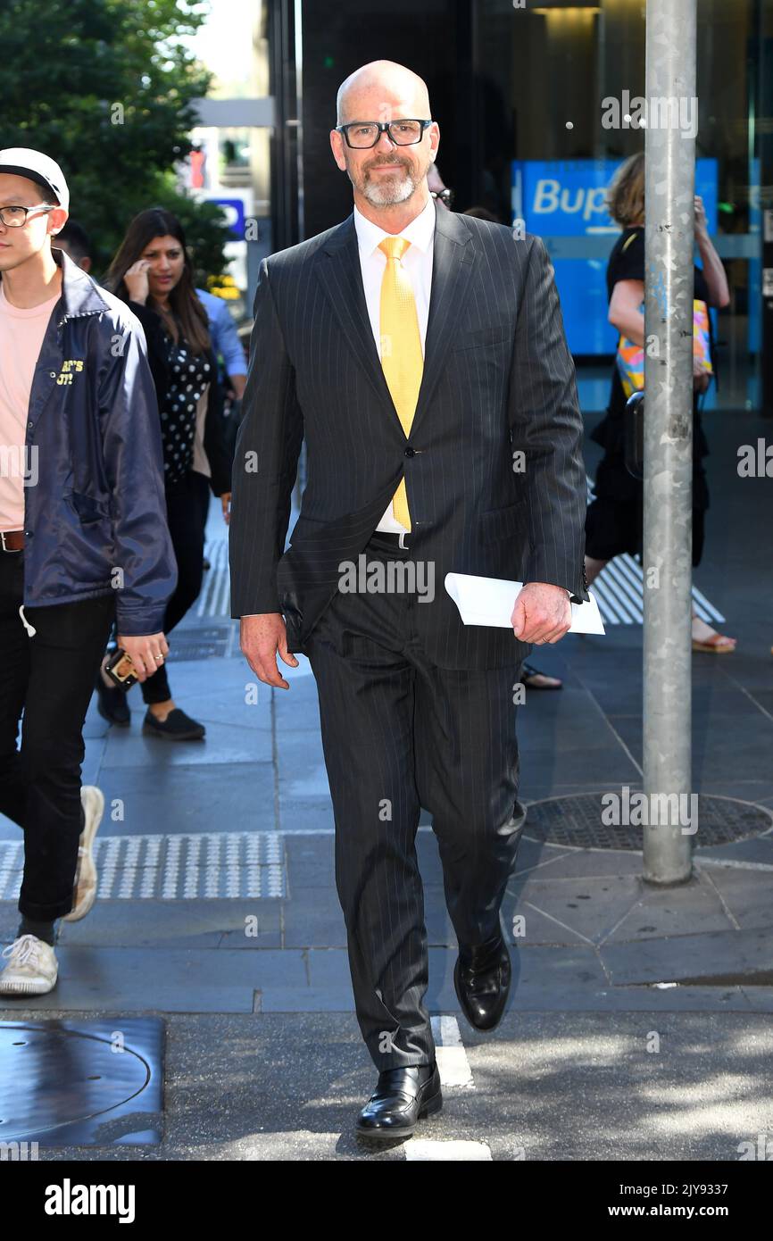 Former Victoria Police Chief Commissioner Simon Overland (centre ...