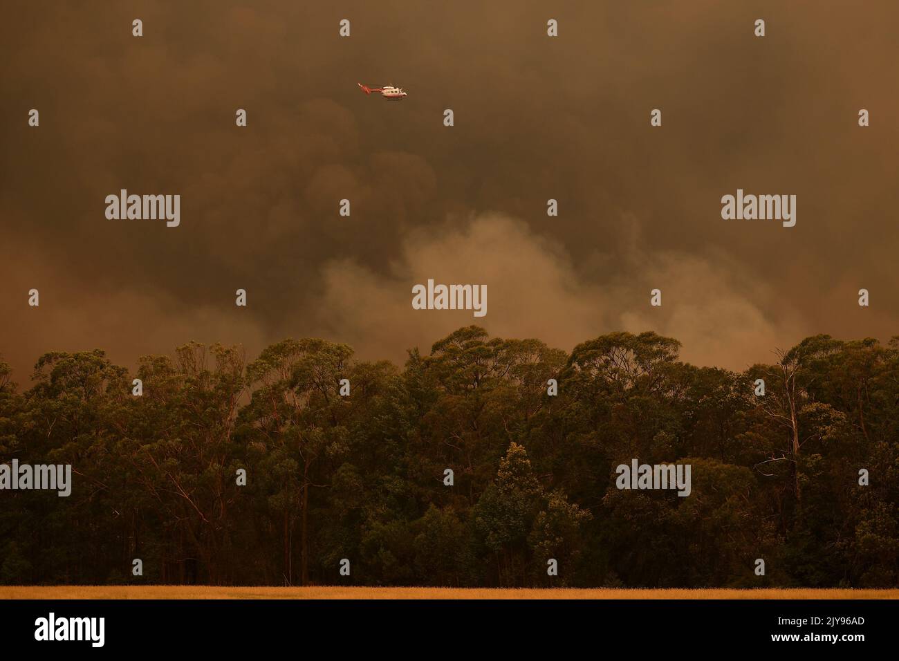 Helicopters are seen as the Grose Valley Fire approaches Bilpin ...