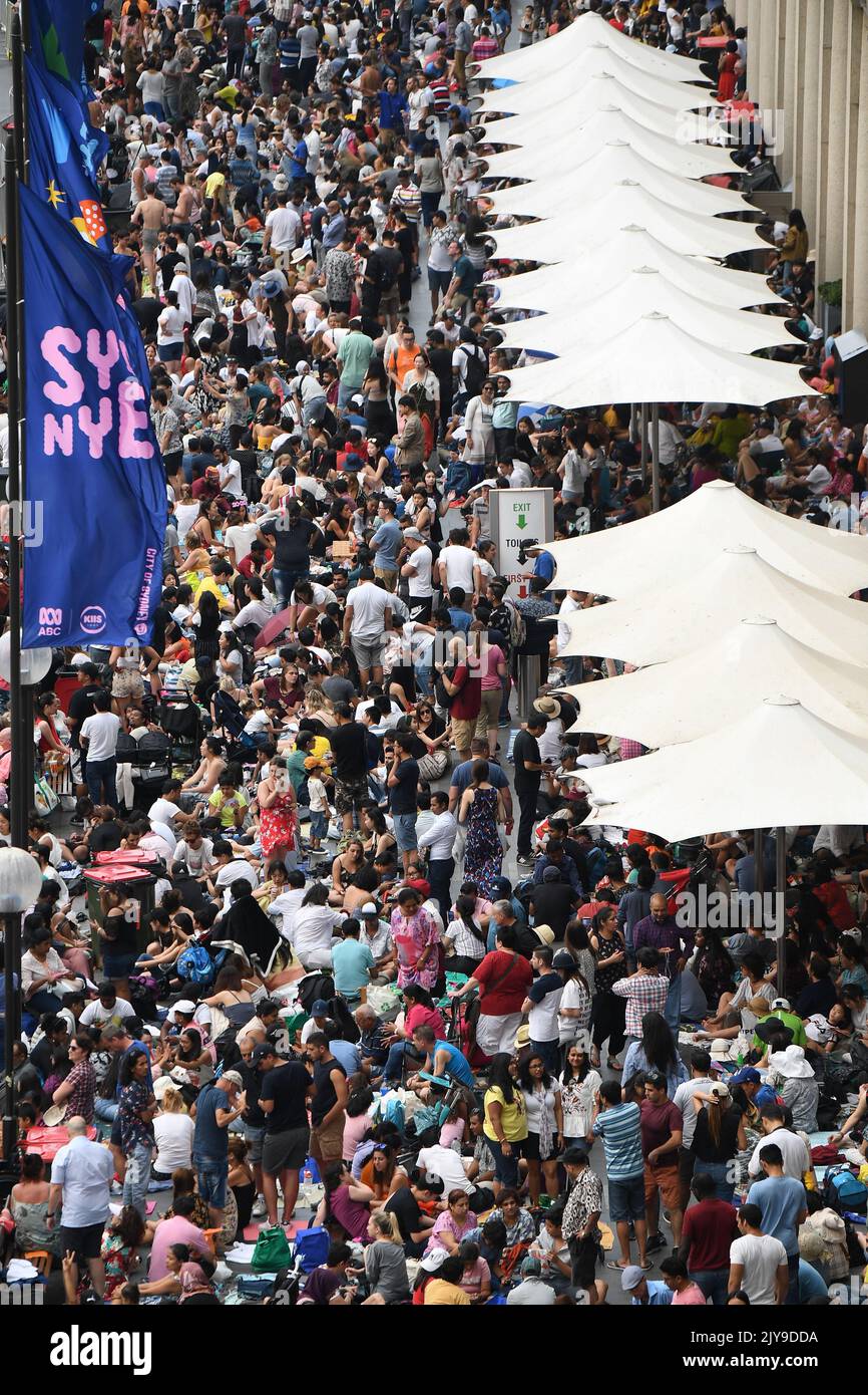 Crowds building around the Sydney Harbour foreshore at Circular Quay ...