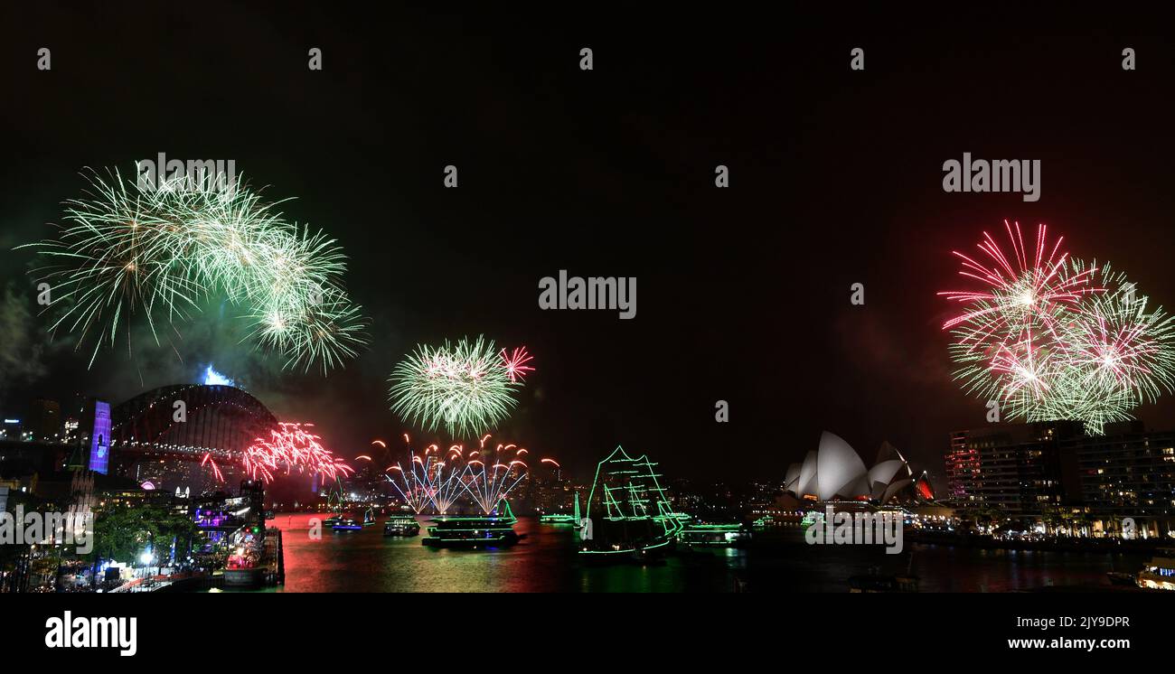 Fireworks explode to welcome in the New Year over the Sydney Harbour ...