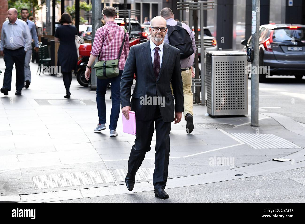 Former Victoria Police Chief Commissioner Simon Overland (centre ...