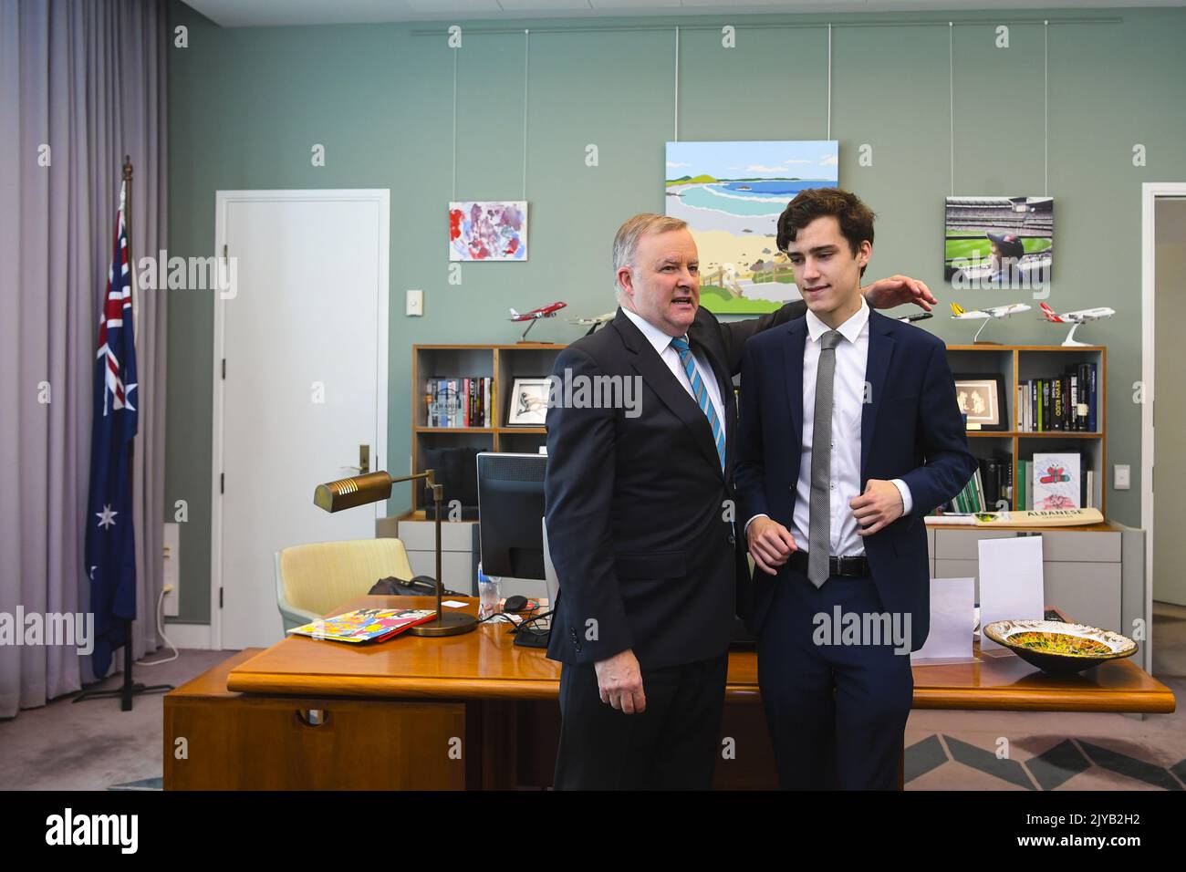 Australian Opposition Leader Anthony Albanese (left) poses for ...