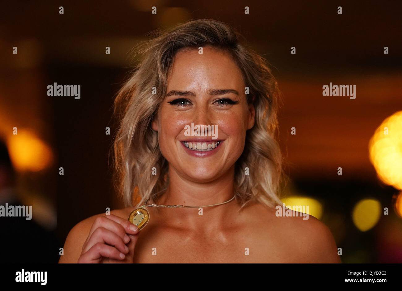Elysse Perry poses with the Belinda Clark Award during the 2020 ...