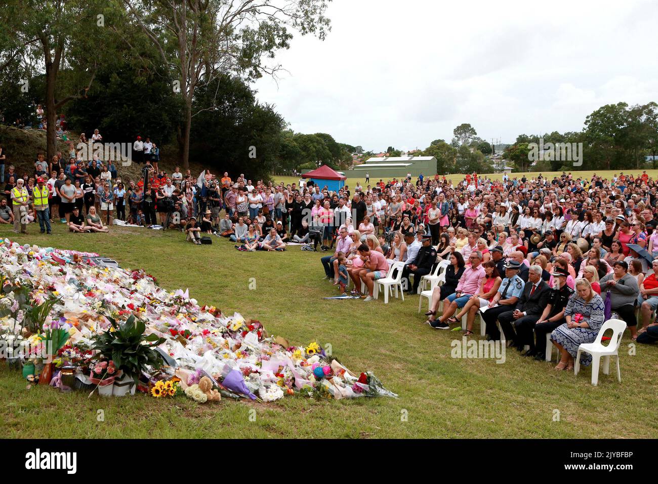 Hundreds turn out for a vigil for Hannah Clarke and her three children ...