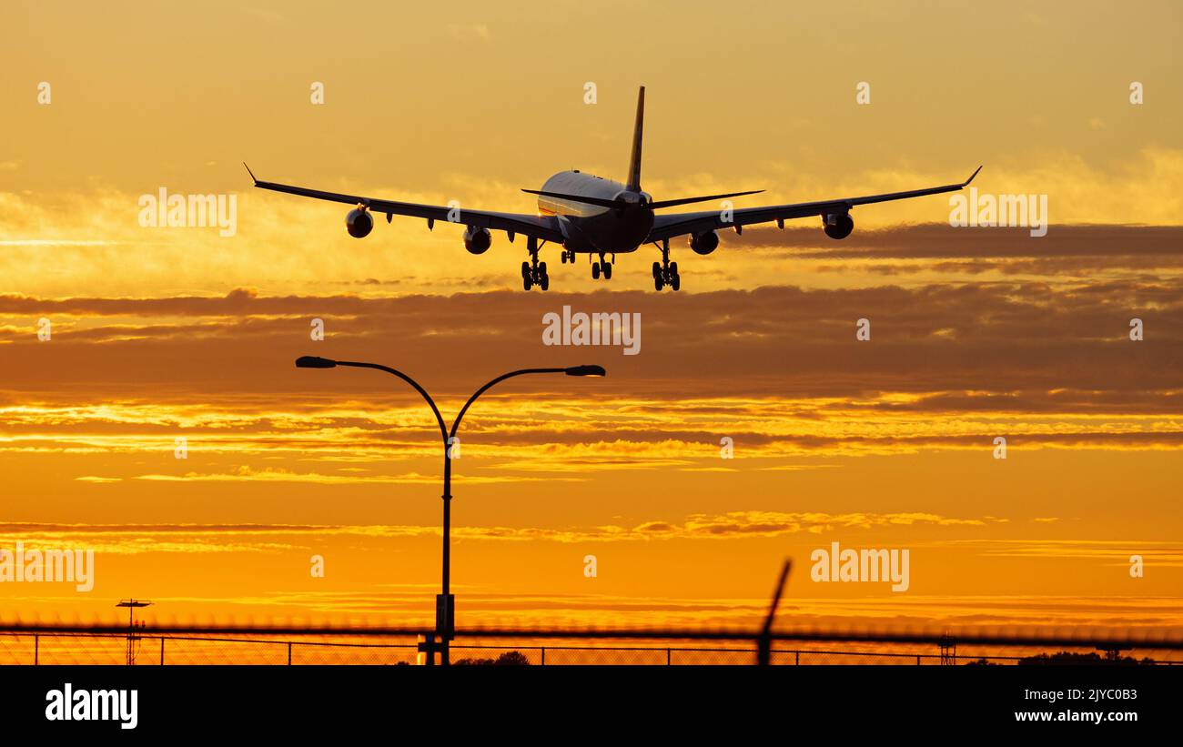 Airbus a340 silhouette hi-res stock photography and images - Alamy