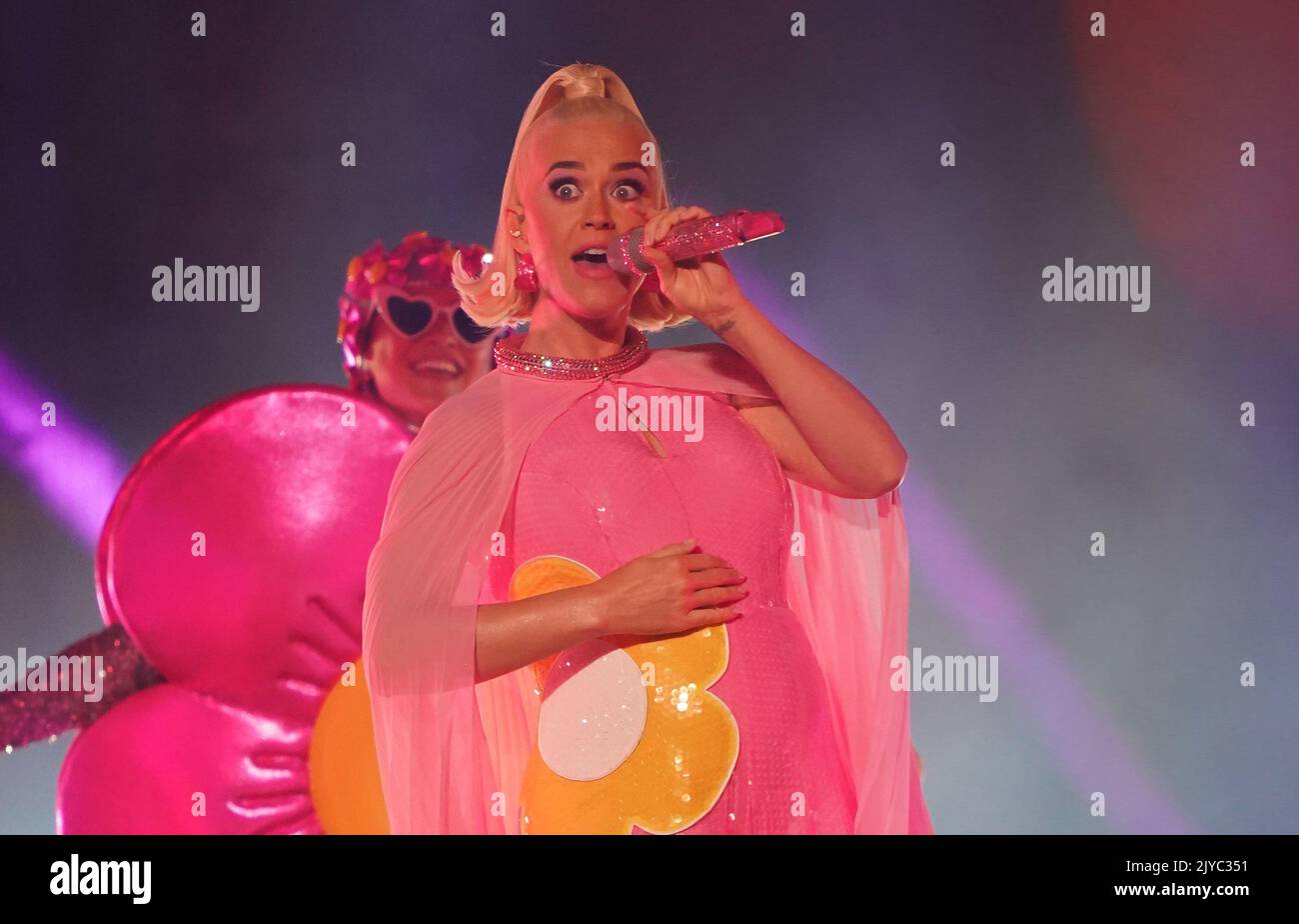 Katy Perry, performs on stage while pregnant with the Australian women ...