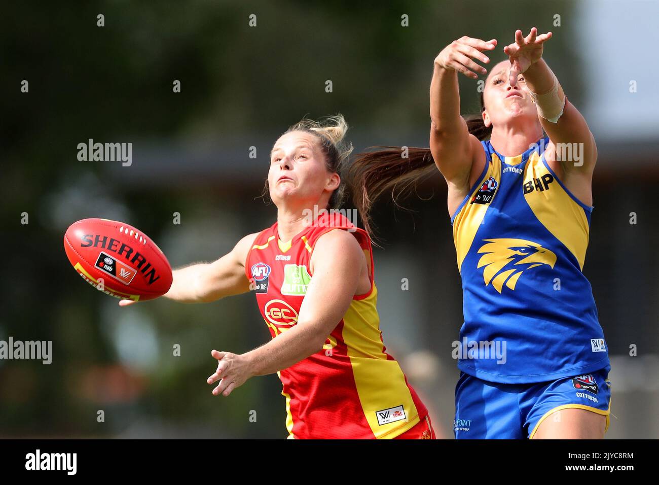 Kate Surman of the Suns and Courtney Guard of the Eagles contest the ...