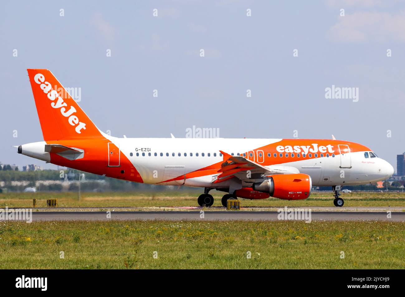 G-EZGI easyJet Airbus A319landing on Schiphol Amsterdam airport ...