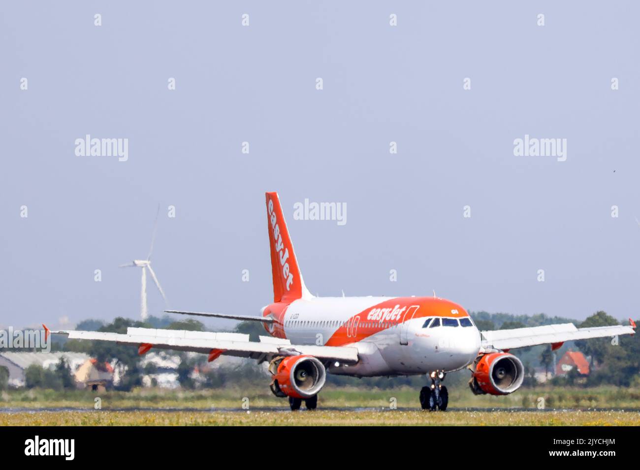 G-EZGI easyJet Airbus A319landing on Schiphol Amsterdam airport ...