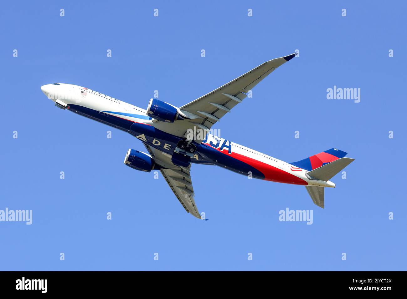 N411DX Delta Air Lines Airbus A330-941 departing from Amsterdam ...