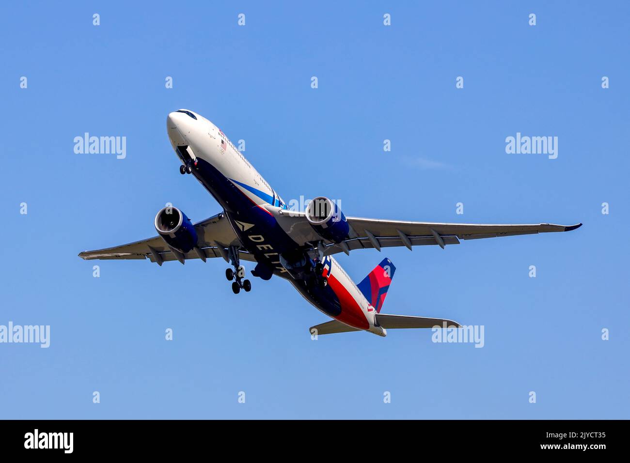 N411DX Delta Air Lines Airbus A330-941 departing from Amsterdam ...