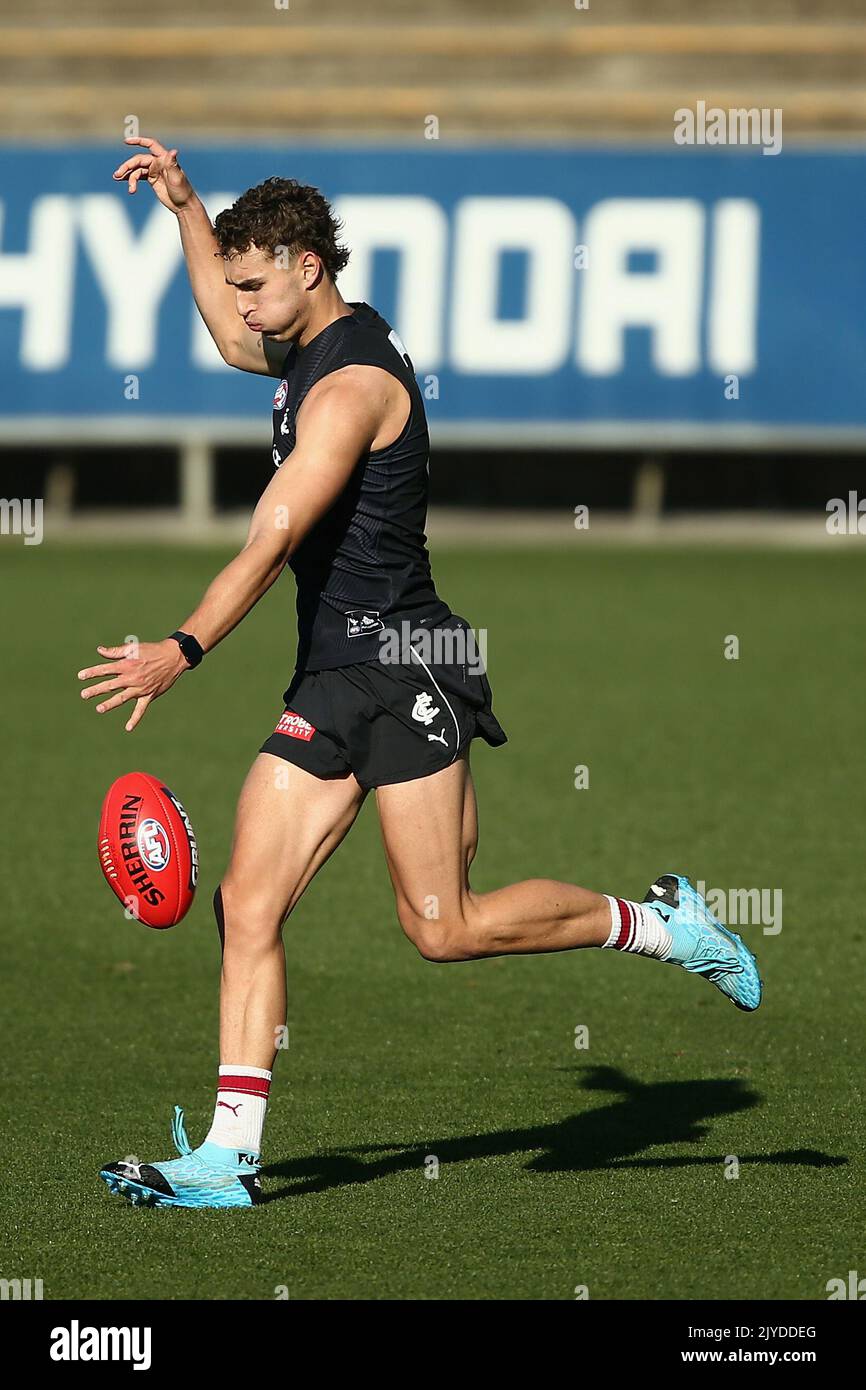 Tom Williamson kicks during a Carlton Blues training session at Ikon ...