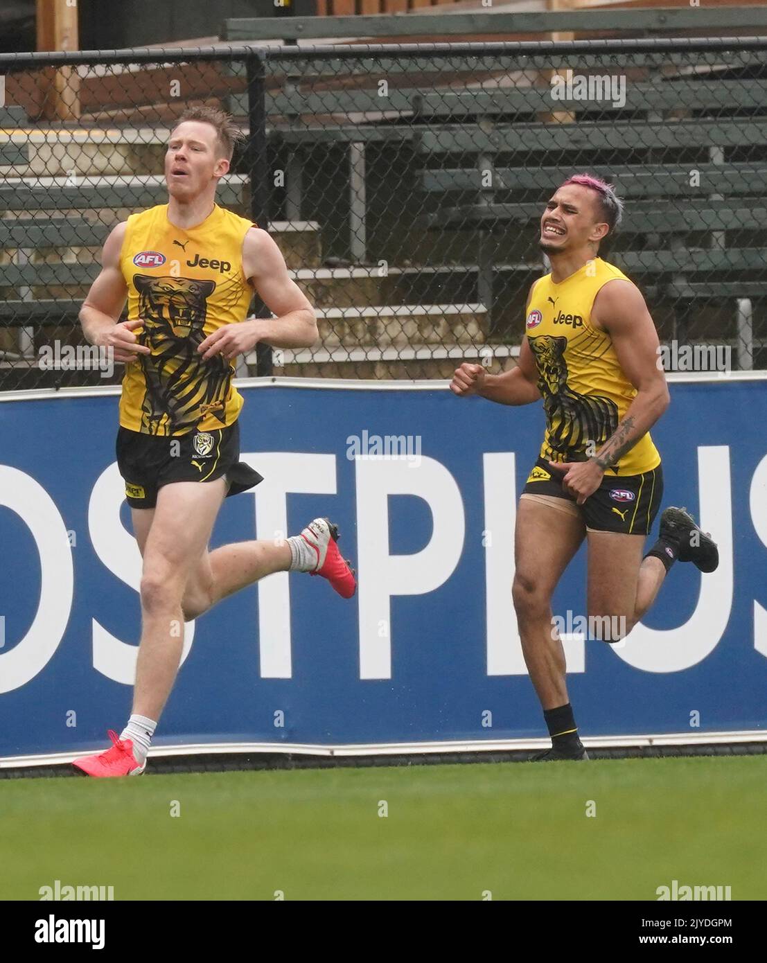 Jack Riewoldt runs laps with Sydney Stack during a Richmond Tigers AFL ...