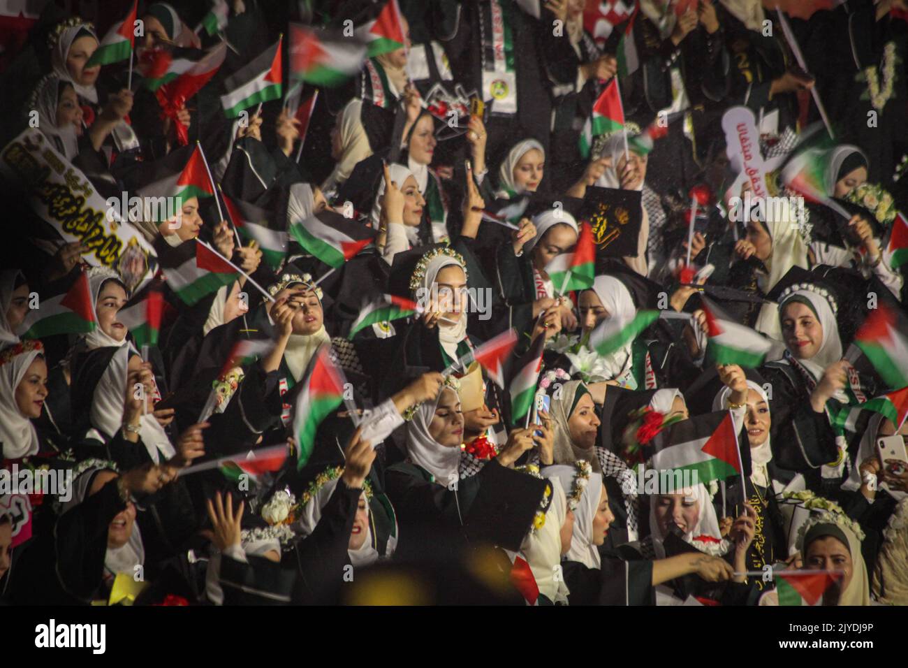 Palestinian students attend their graduation ceremony at Al-Quds Open ...