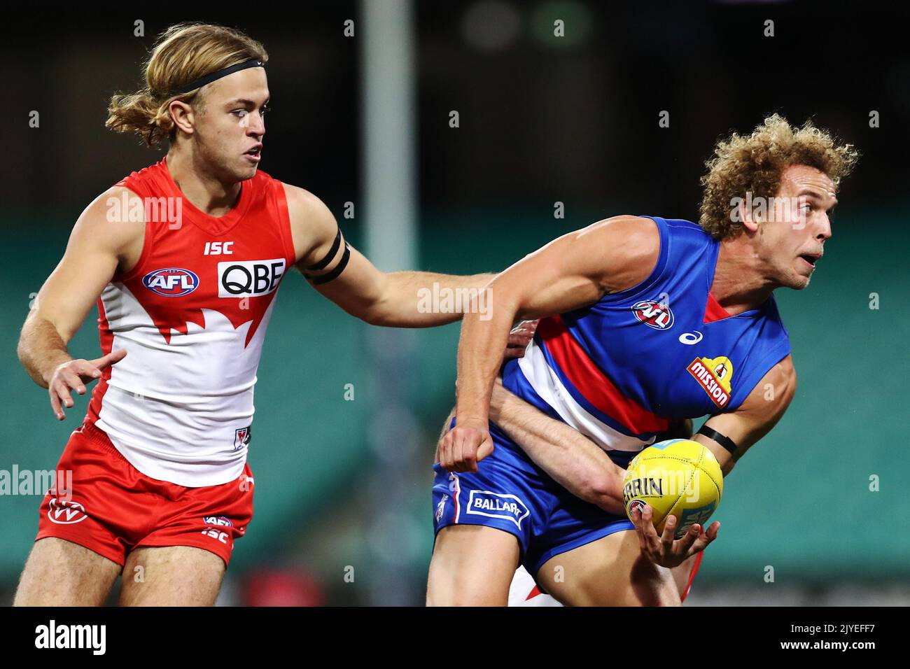 Mitch Wallis of the Bulldogs contests the ball with James Rowbottom of ...