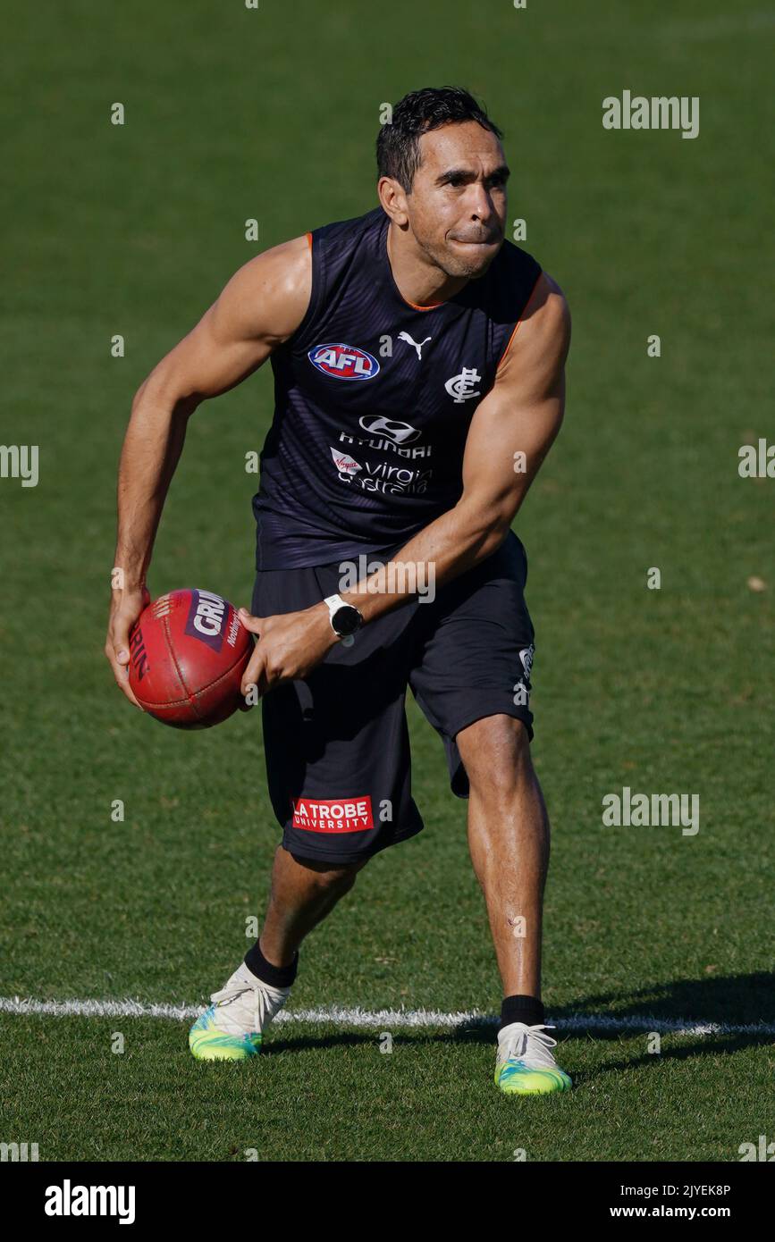 Eddie Betts passes the ball rugby style during an AFL Carlton Blue ...