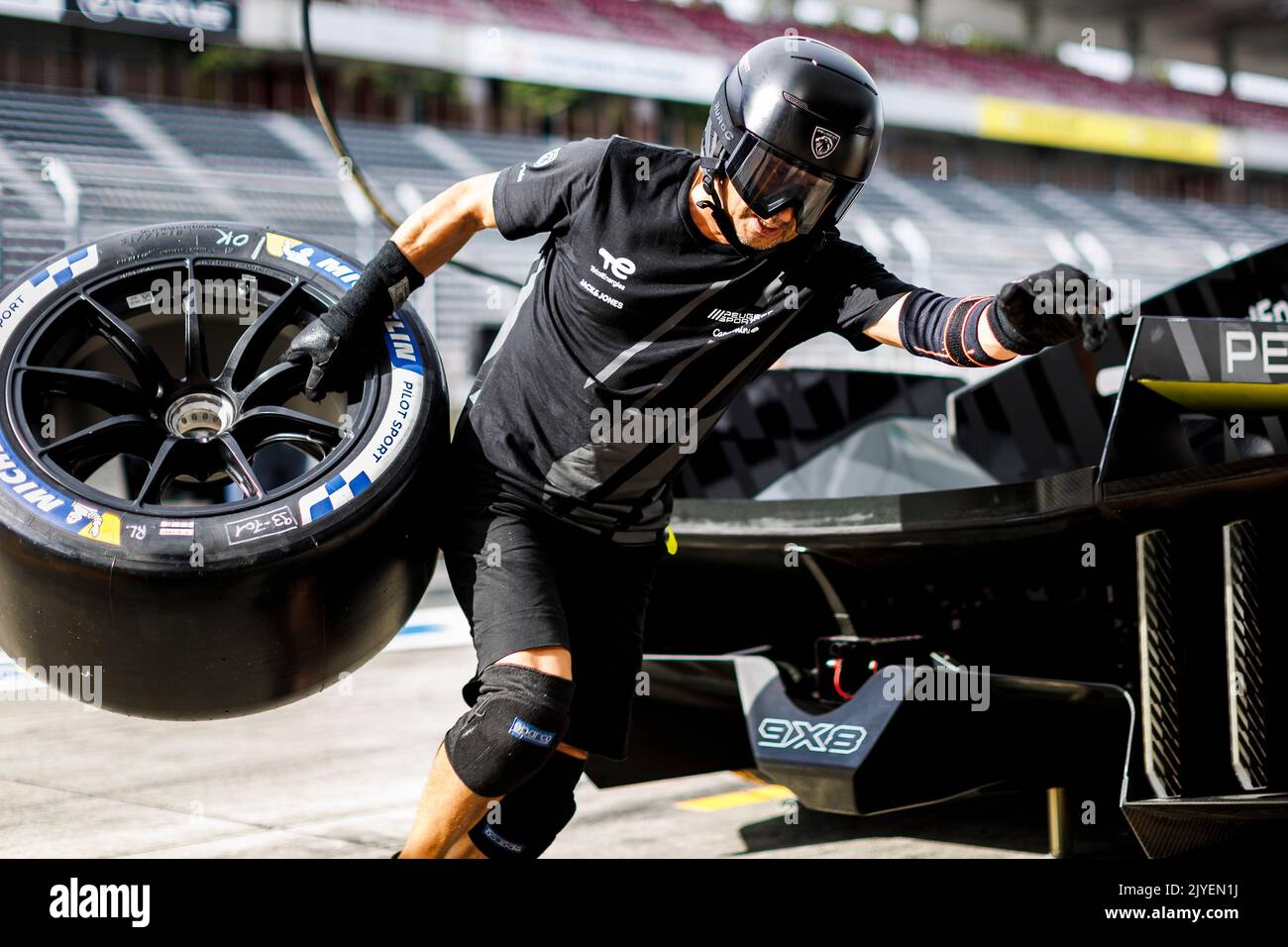 mechanic, mecanicien, Peugeot TotalEnergies atmosphere, Michelin ...