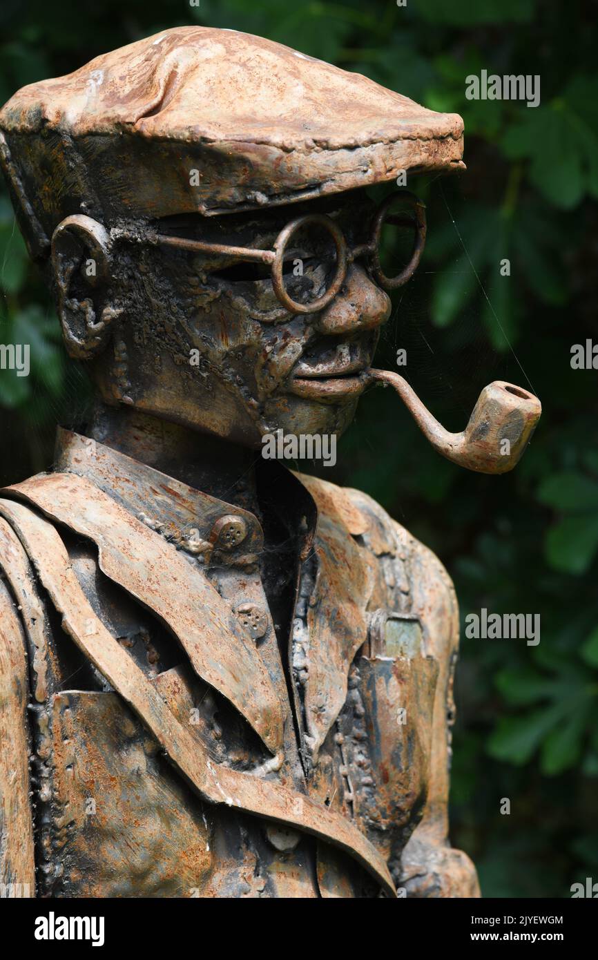 Round spectacled statue hi-res stock photography and images - Alamy