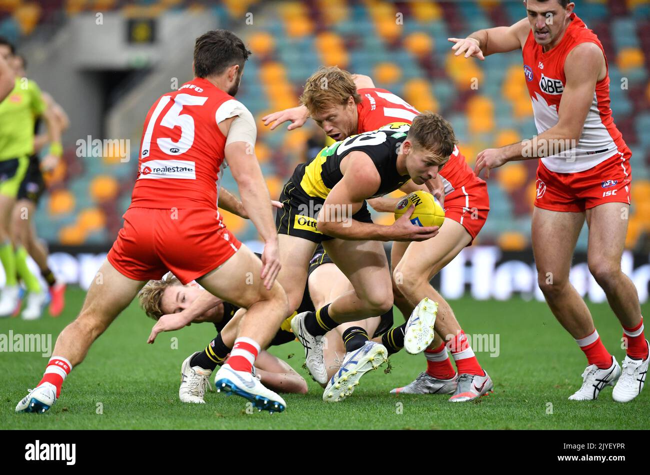 Jake Aarts (centre) of the Tigers in action during the Round 6 AFL ...