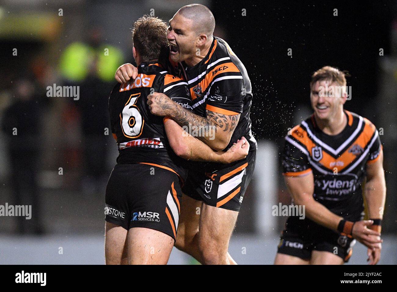 Billy Walters of the Tigers (left) celebrates with Russell Packer after ...