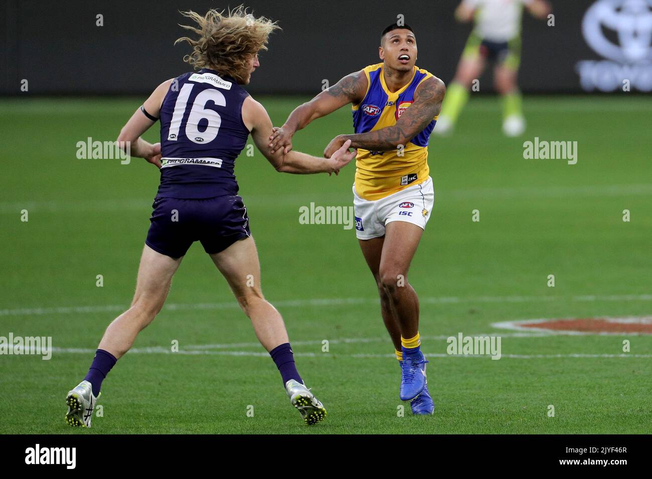 Tim Kelly (right) of the Eagles and David Mundy of the Dockers compete ...