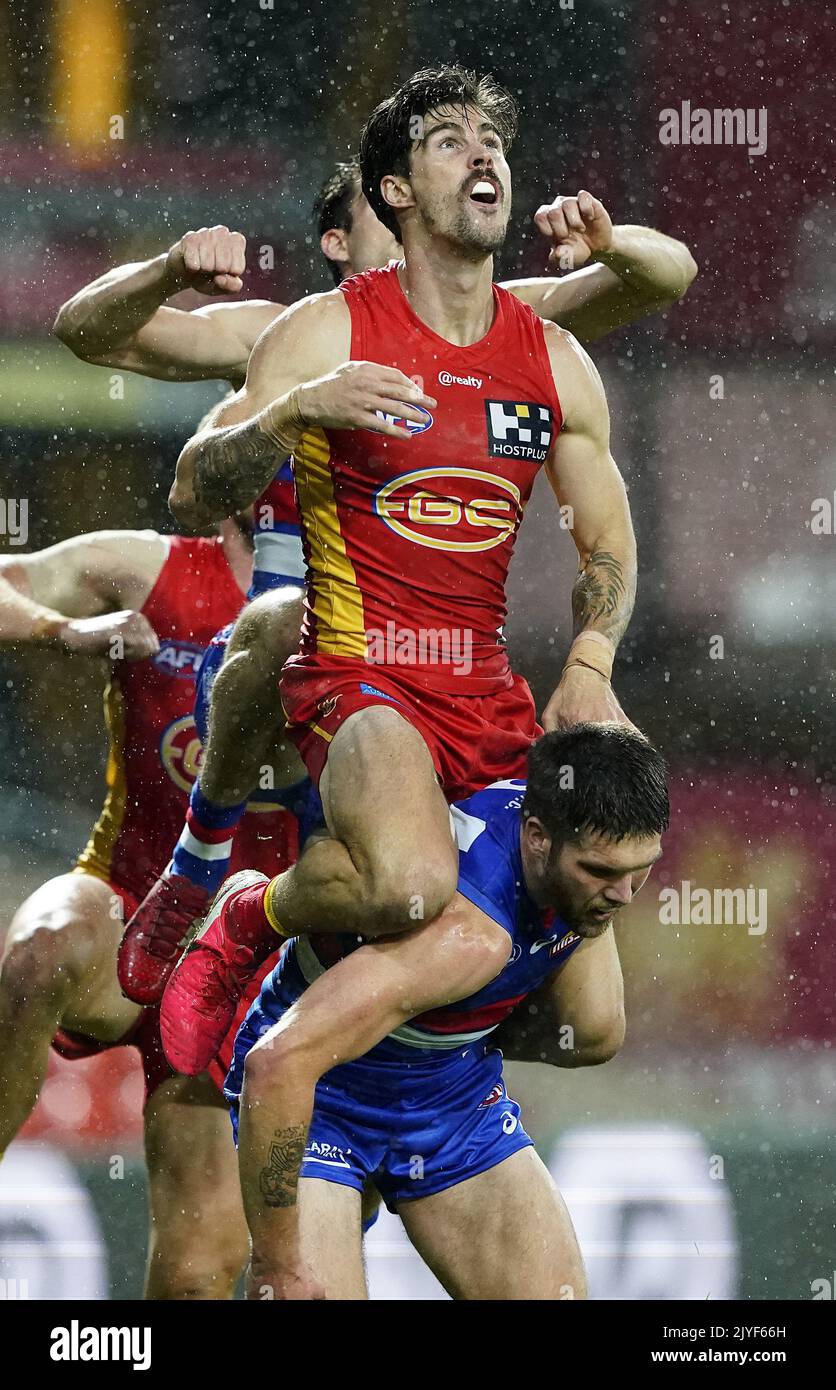 Alex Sexton of the Suns competes above Bailey Williams of the Bulldogs ...