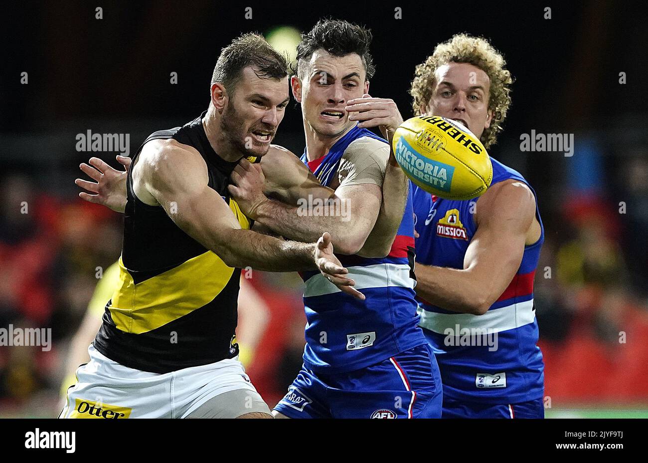 Kamdyn McIntosh of the Tigers (left) competes with Bulldogs players ...