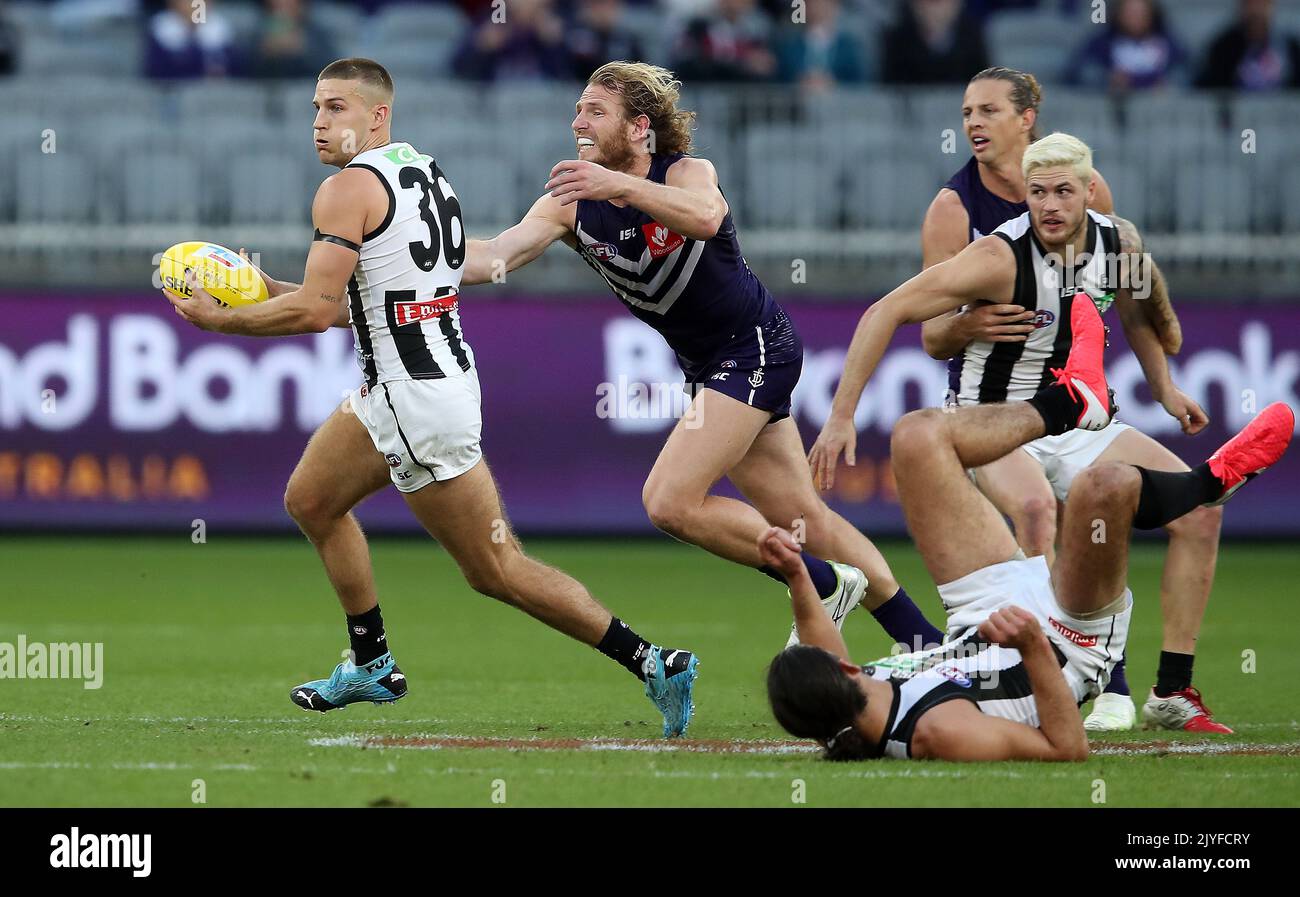 Brayden Sier of the Magpies gets away from David Mundy of the Dockers ...