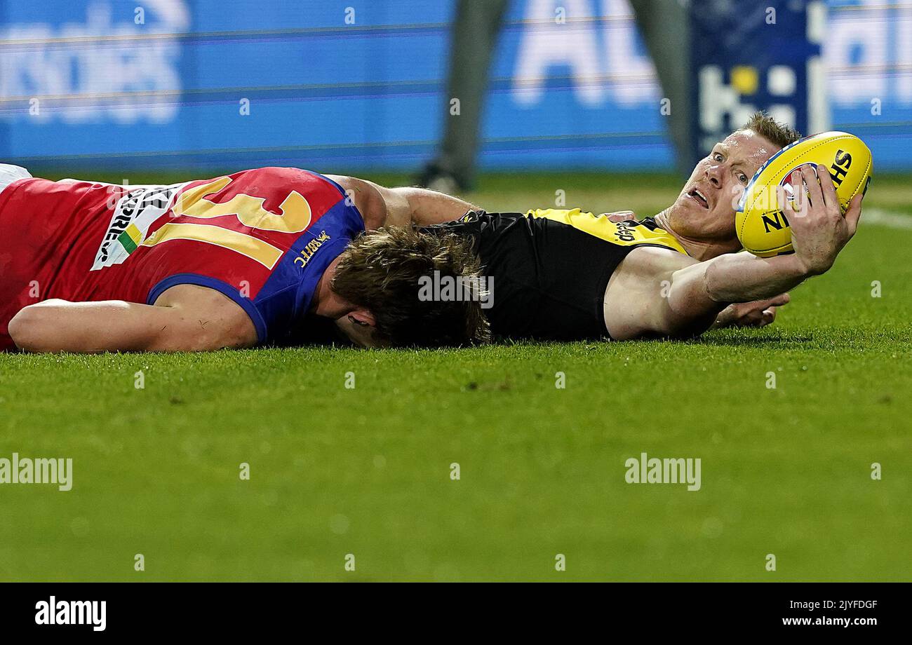 Jack Riewoldt of the Tigers takes mark ahead of Harris Andrews of the ...