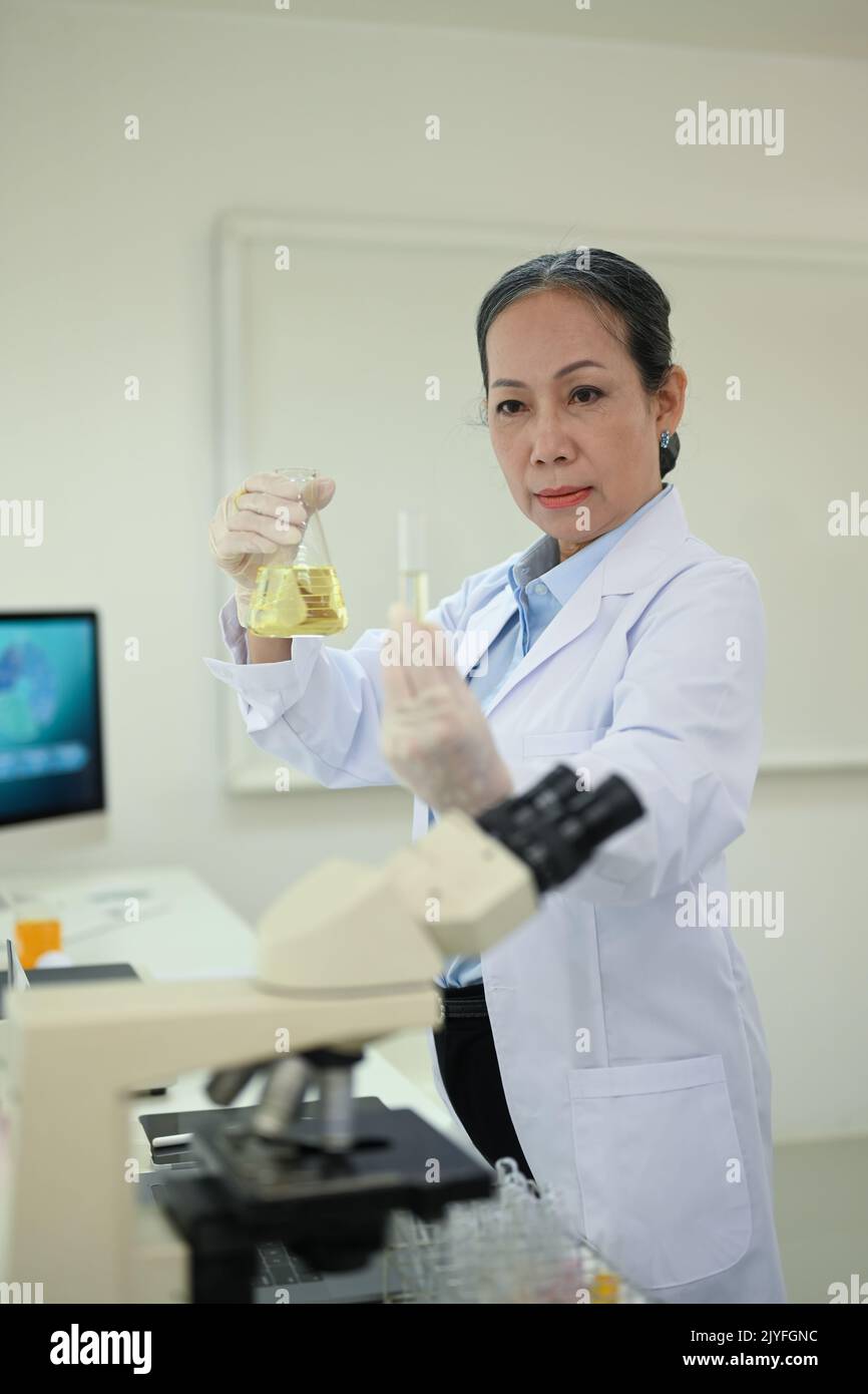 Microscope slides hi-res stock photography and images - Alamy