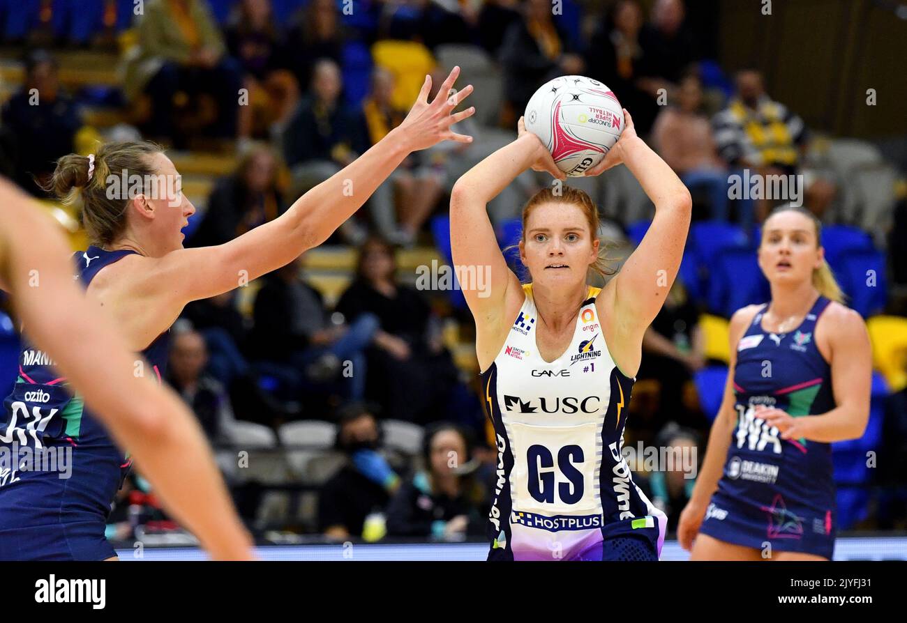 Stephanie Wood (centre) of the Lightning in action during the Round 3 ...