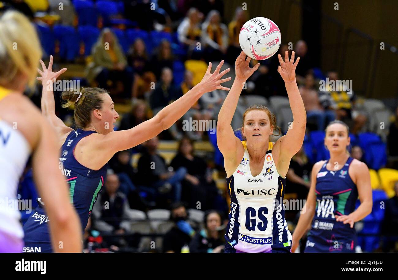 Stephanie Wood (centre) of the Lightning in action during the Round 3 ...