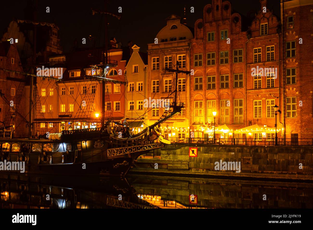 Old town in Gdansk at night. The riverside on Granary Island reflection ...