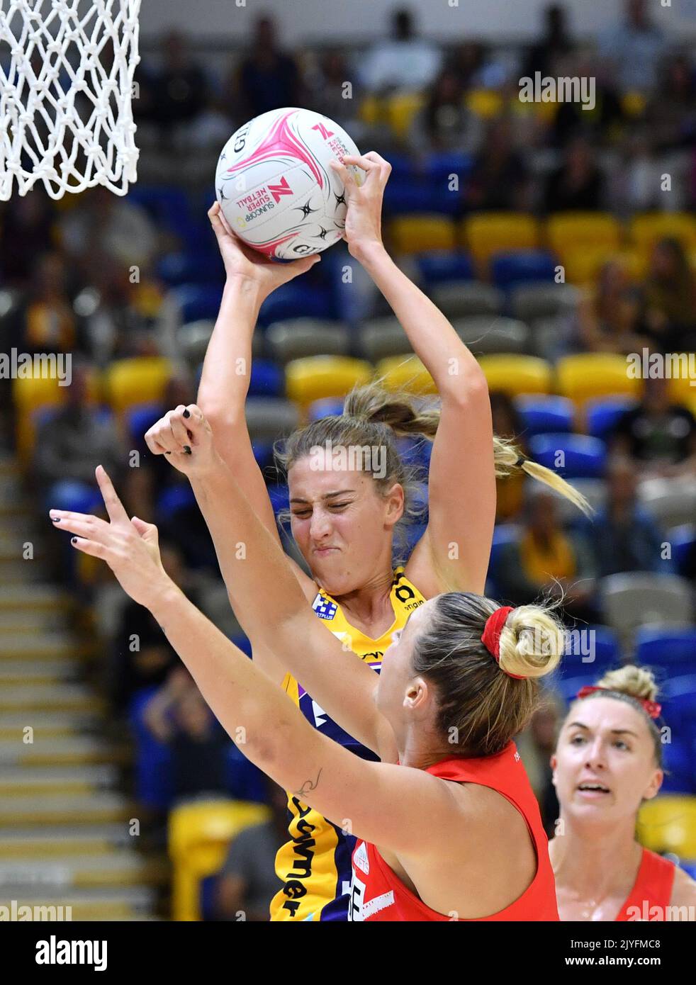 Cara Koenen (centre) of the Lightning in action during the Round 4 ...