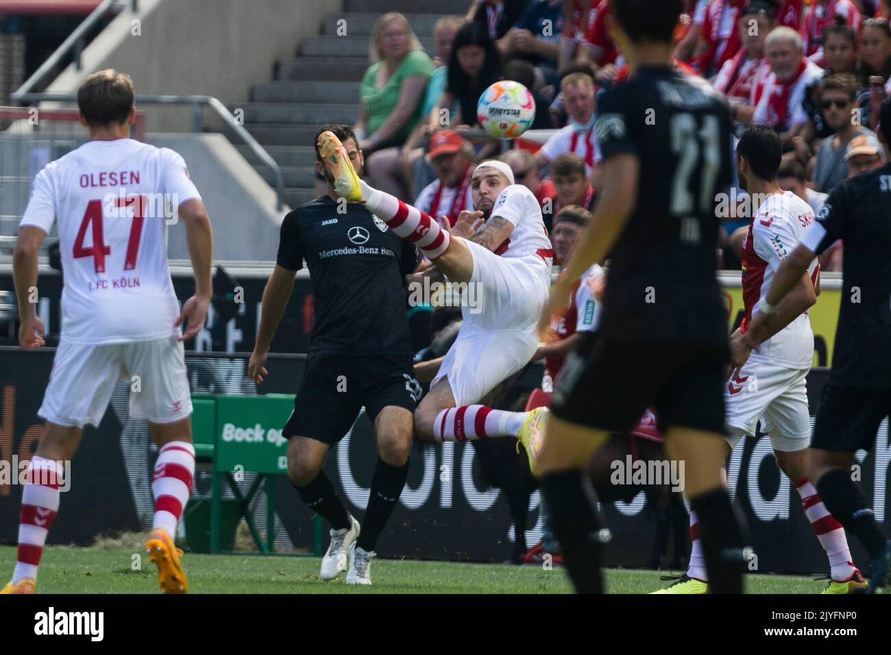 Köln, Rhein-Energie-Stadion, 28.08.22: Jeff Chabot (1.FC Köln) (R) im ...