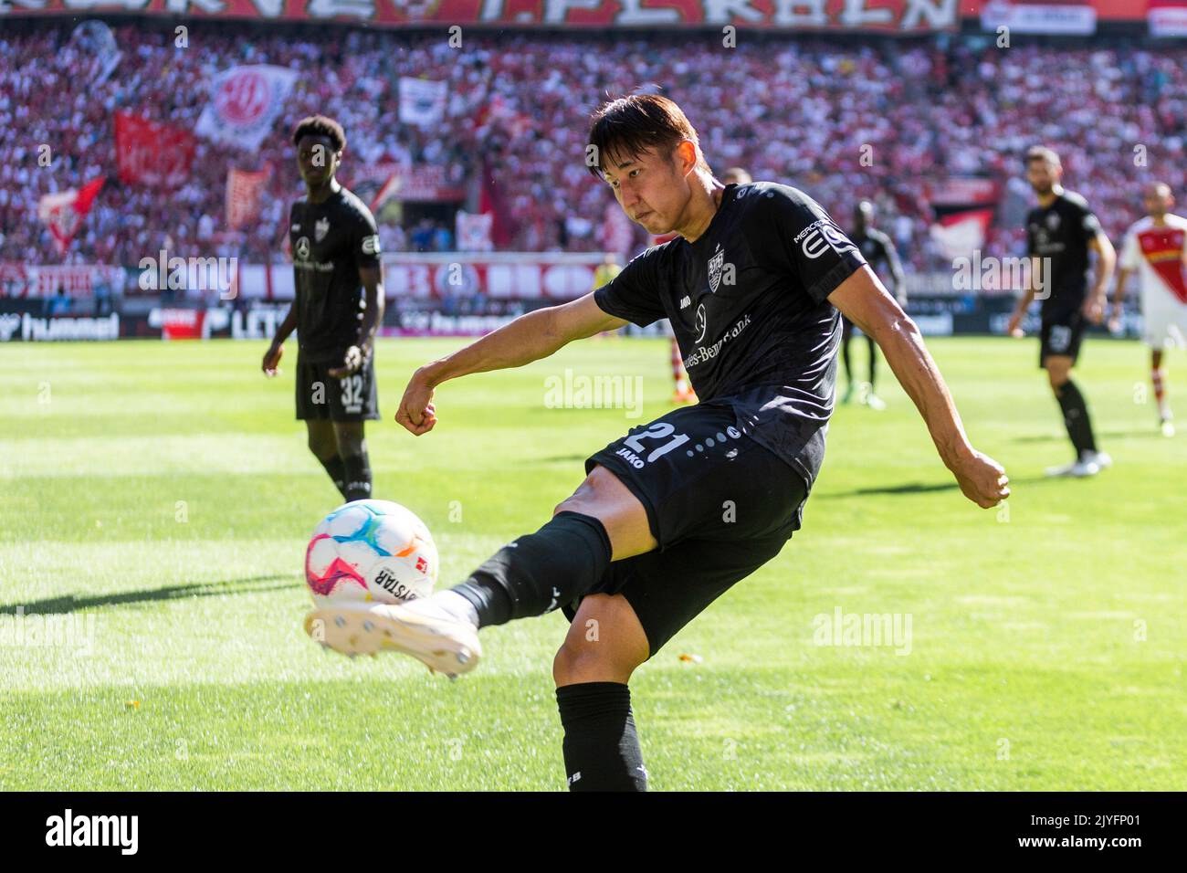 Köln, Rhein-Energie-Stadion, 28.08.22: Hiroki Ito (Stuttgart) am Ball ...