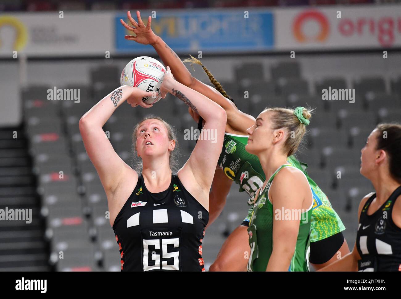 Emma Ryde (left) of the Magpies shoots for goal during the Round 7 ...