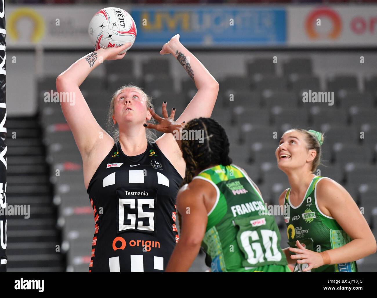 Emma Ryde (left) of the Magpies shoots for goal during the Round 7 ...
