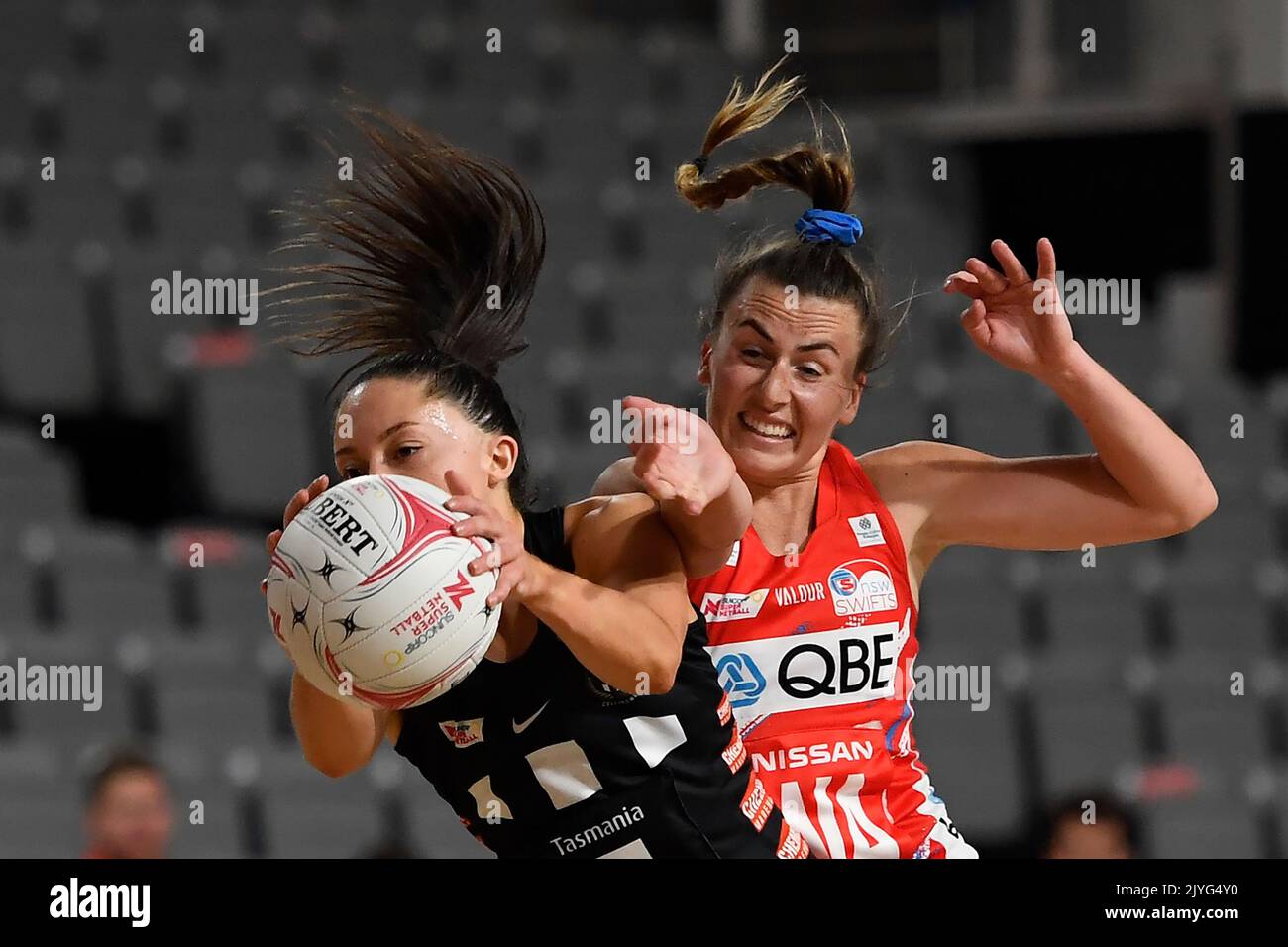 Molly Jovic of the Magpies and Maddy Proud of the Swifts compete for ...