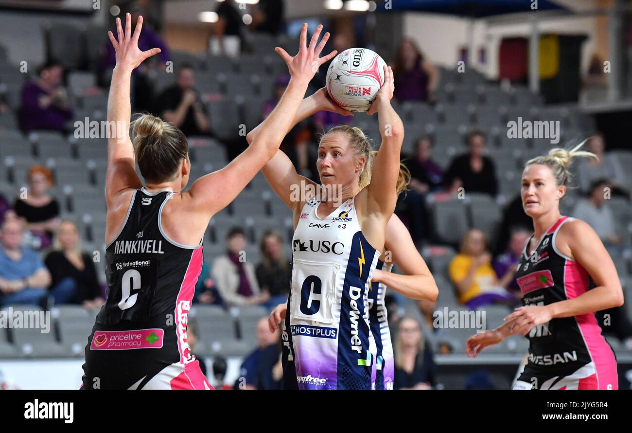 Laura Langman (centre) of the Lightning in action during the Round 9 ...