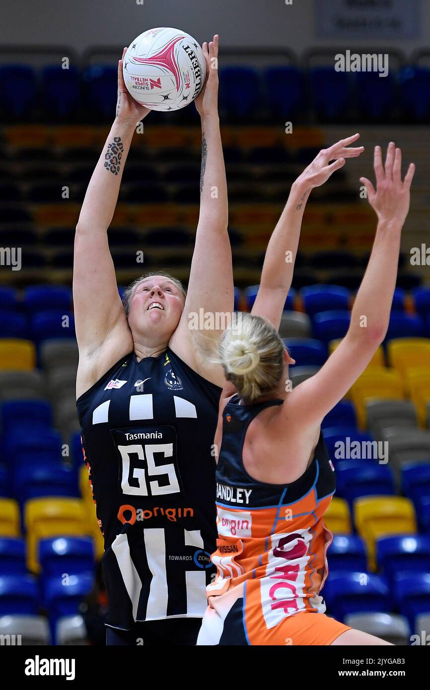 Emma Ryde of the Magpies wins the ball during the Round 11 Super ...