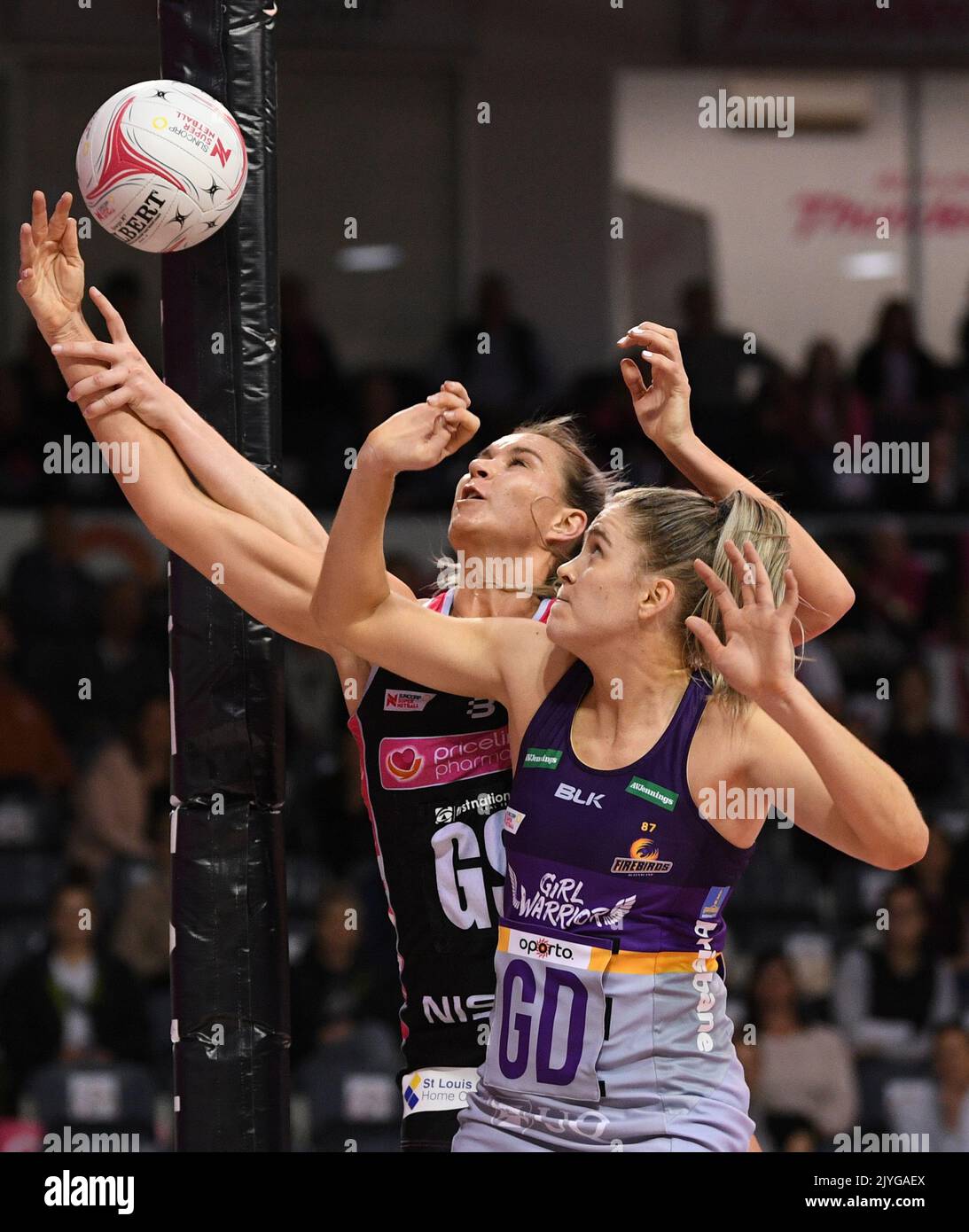 Lenize Potgieter of the Thunderbirds and Kim Jenner of the Firebirds ...