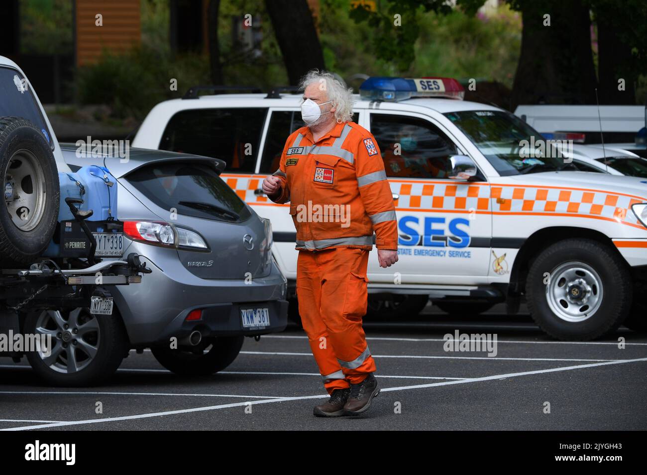 SES personnel depart the Warburton Police state ahead of the search for ...