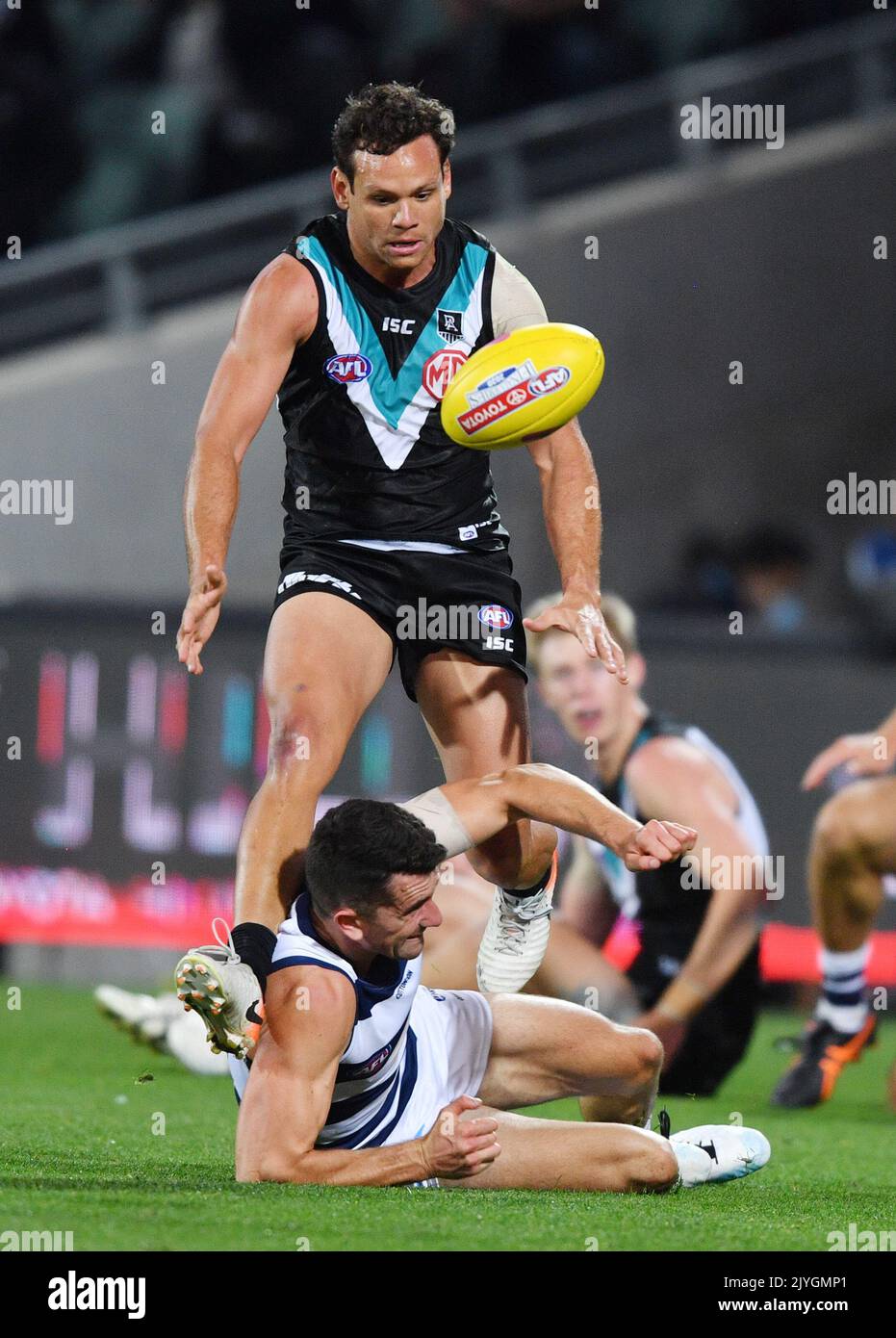 Steven Motlop of the Power and Zach Tuohy of the Cats during Qualifying ...