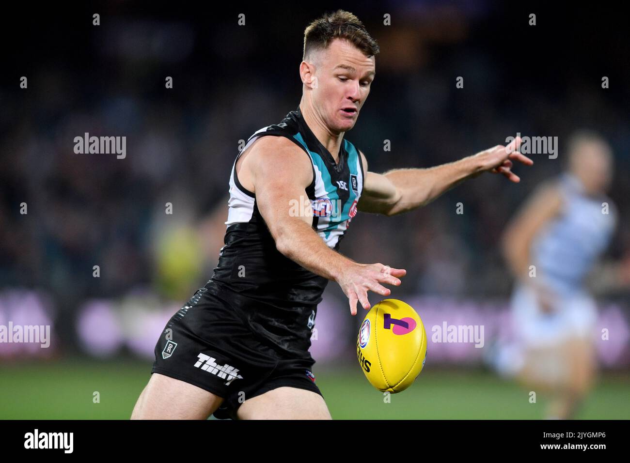 Robbie Gray of the Power kicks during the Qualifying Final 1 AFL match ...