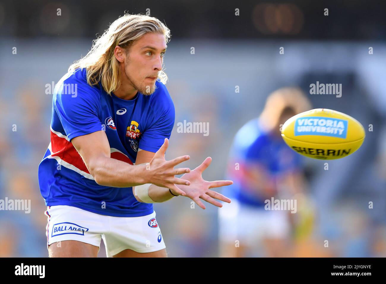 Roarke Smith of the Bulldogs warms up ahead of the Elimination Final 1 ...