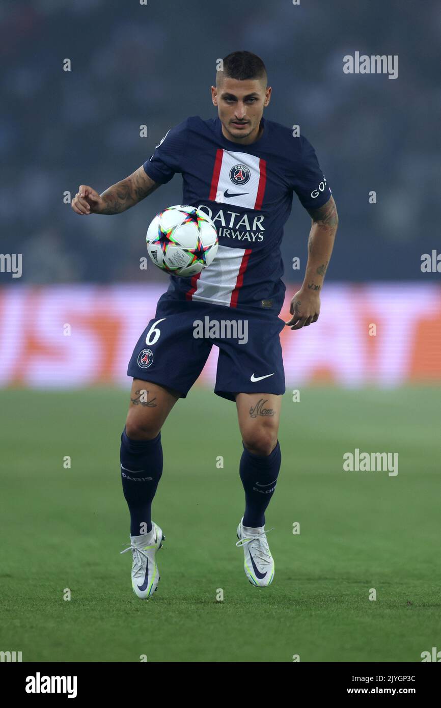 Marco Verratti of Paris Saint-Germain Fc controls the ball during the ...