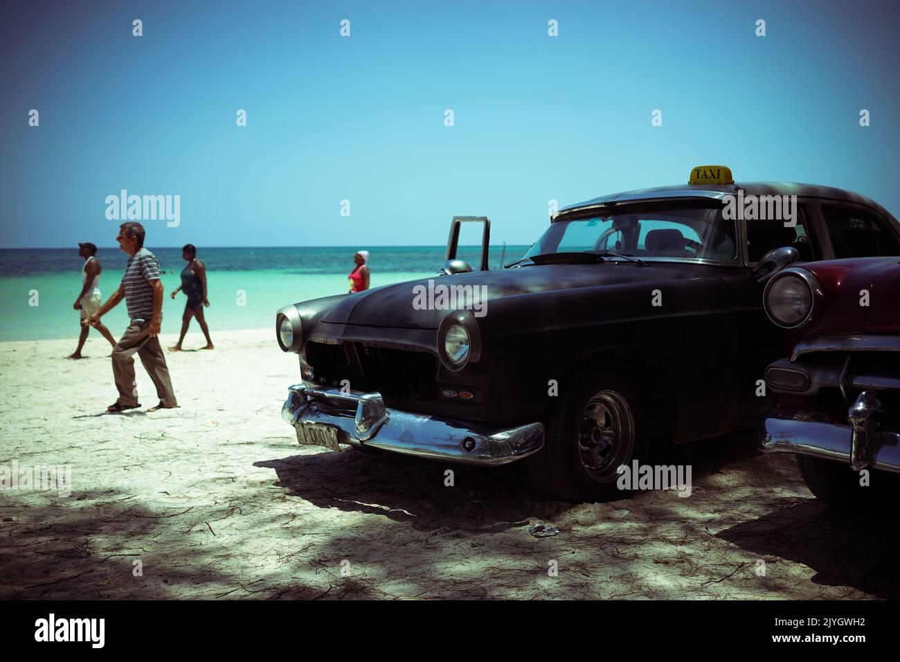 Old fashioned beach scene hi-res stock photography and images - Alamy