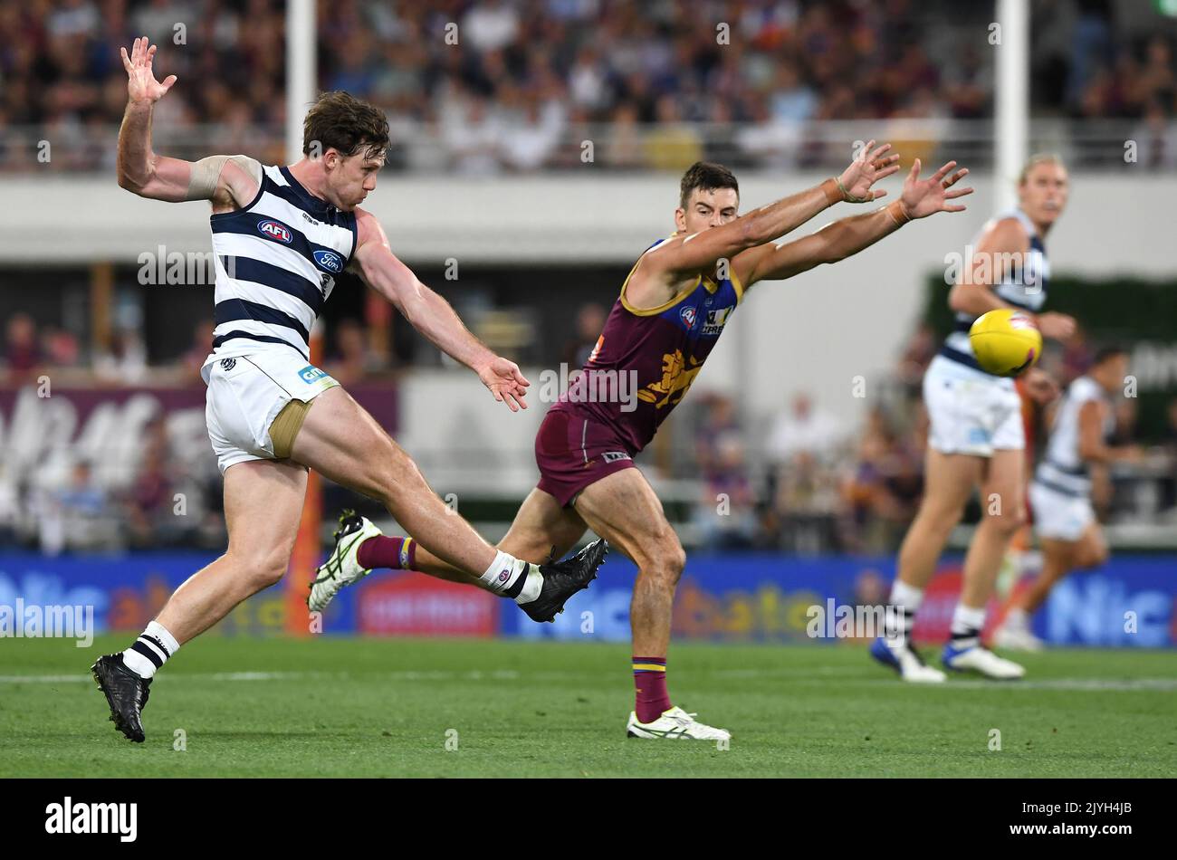 Jed Bews of the Cats kicks during the Second AFL Preliminary Final ...