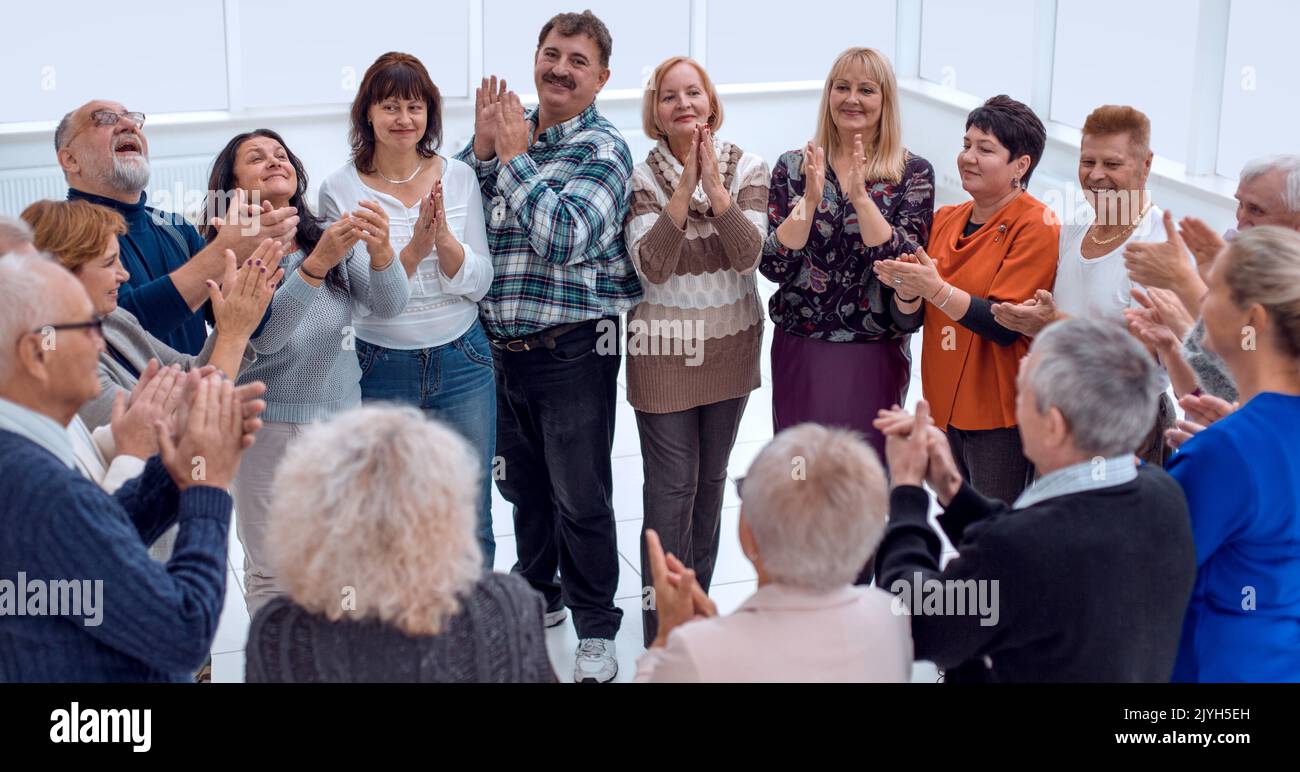 a group of elderly people clap their hands Stock Photo - Alamy